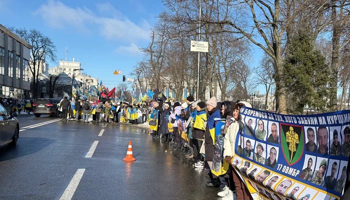 Родичі зниклих безвісти на Курщині бійців ЗСУ зібрались на акцію у ...